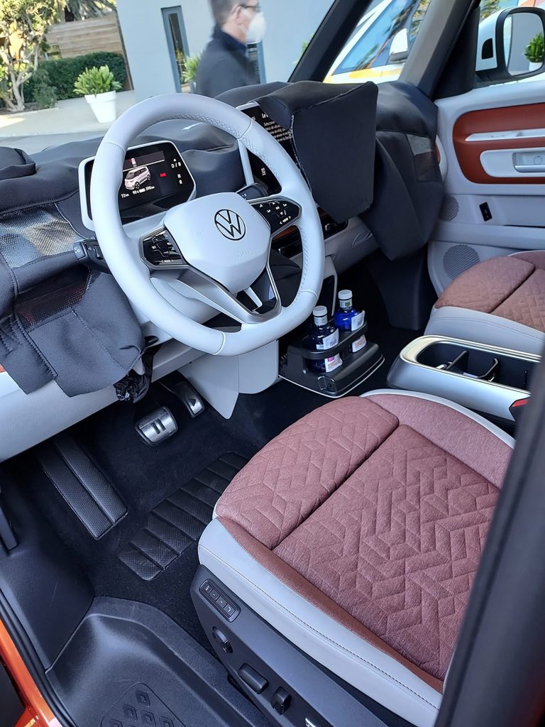 Imagini cu interiorul viitorului Volkswagen ID.Buzz au fost „scăpate ...