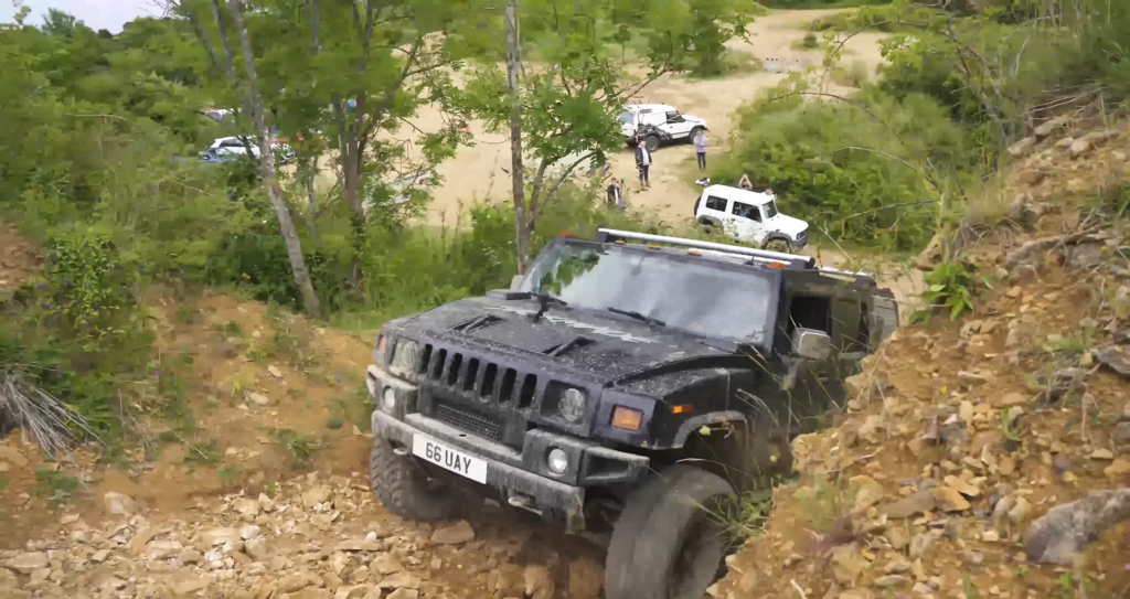 Suzuki Jimny și Hummer H2 - David și Goliat în off-road