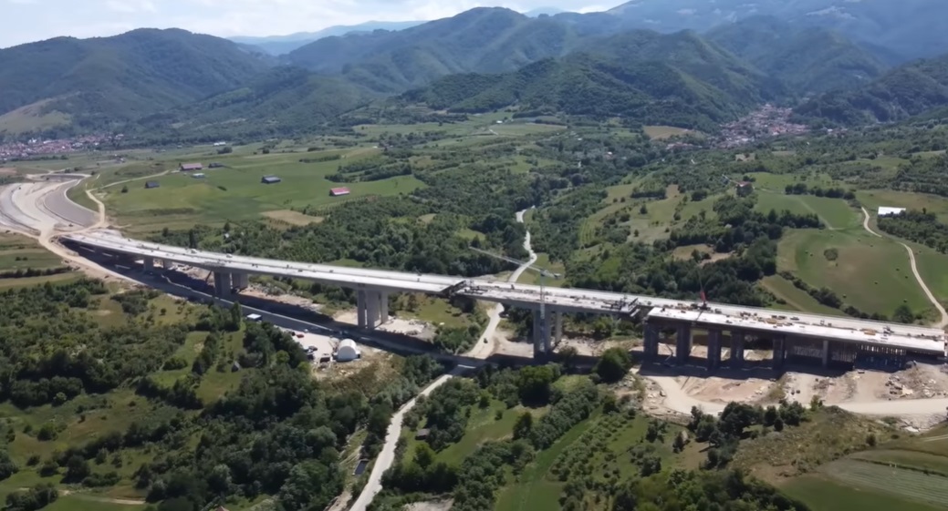 VIDEO: Noi imagini cu lucrările la unul dintre cele mai mari viaducte ...