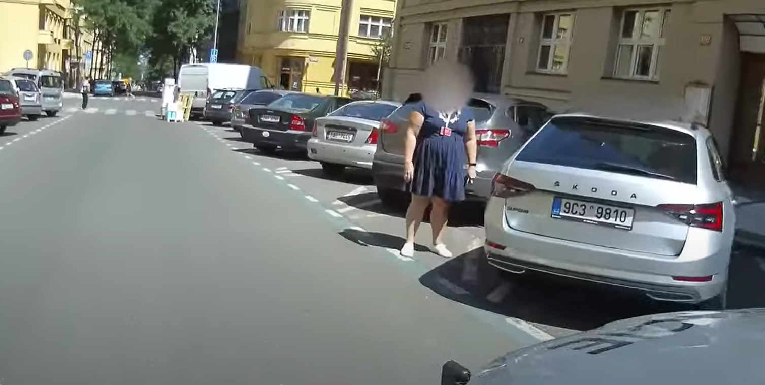 Polițiștii au spart geamul unei mașini pentru a scoate un bebeluș lăsat ...