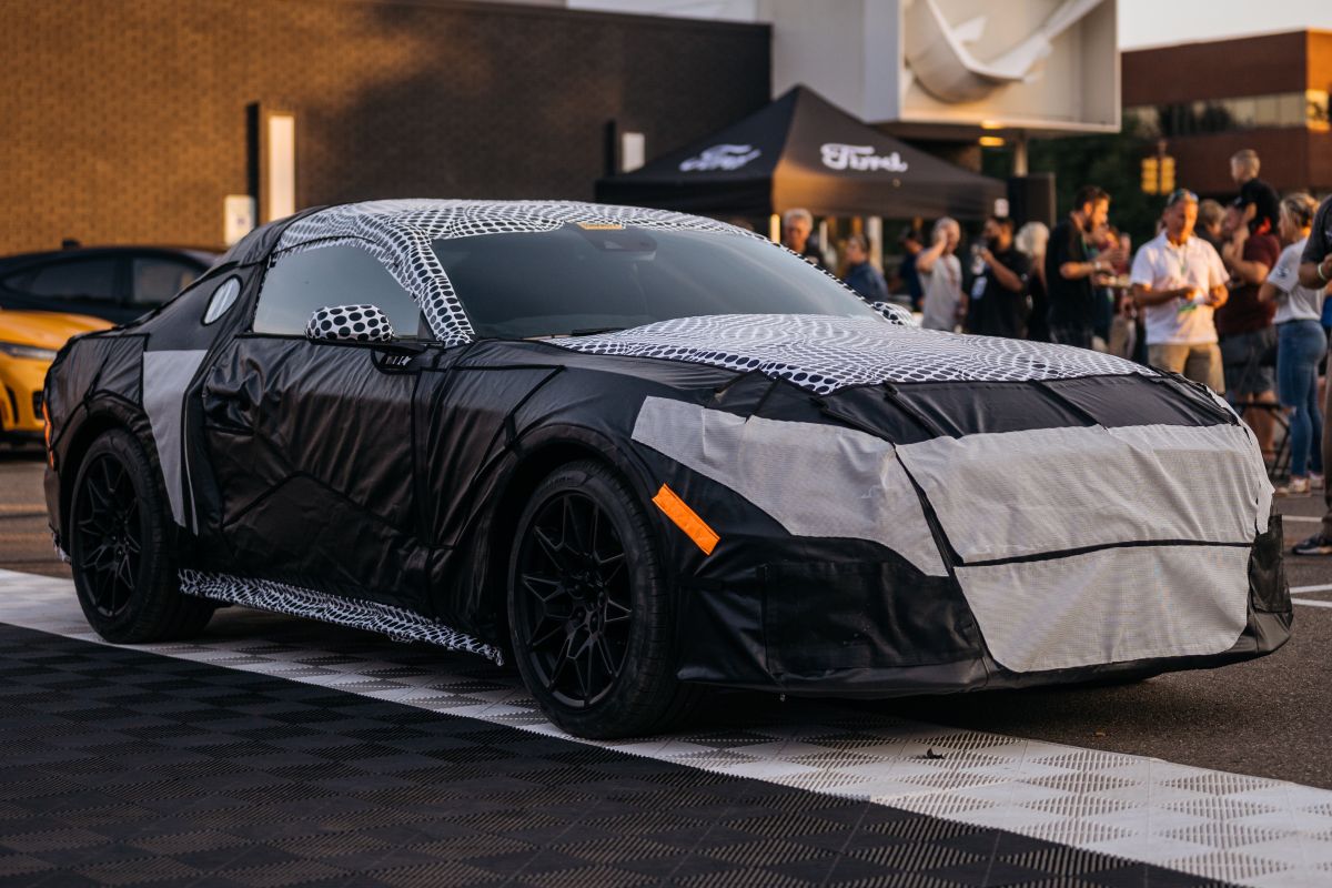 Noua generație a legendarului muscle-car Ford Mustang va debuta pe 14 ...