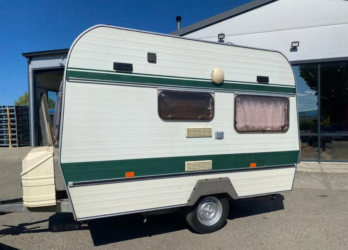 Cea mai ieftină rulotă se vinde pe Autovit. Poate fi tractată și cu ...