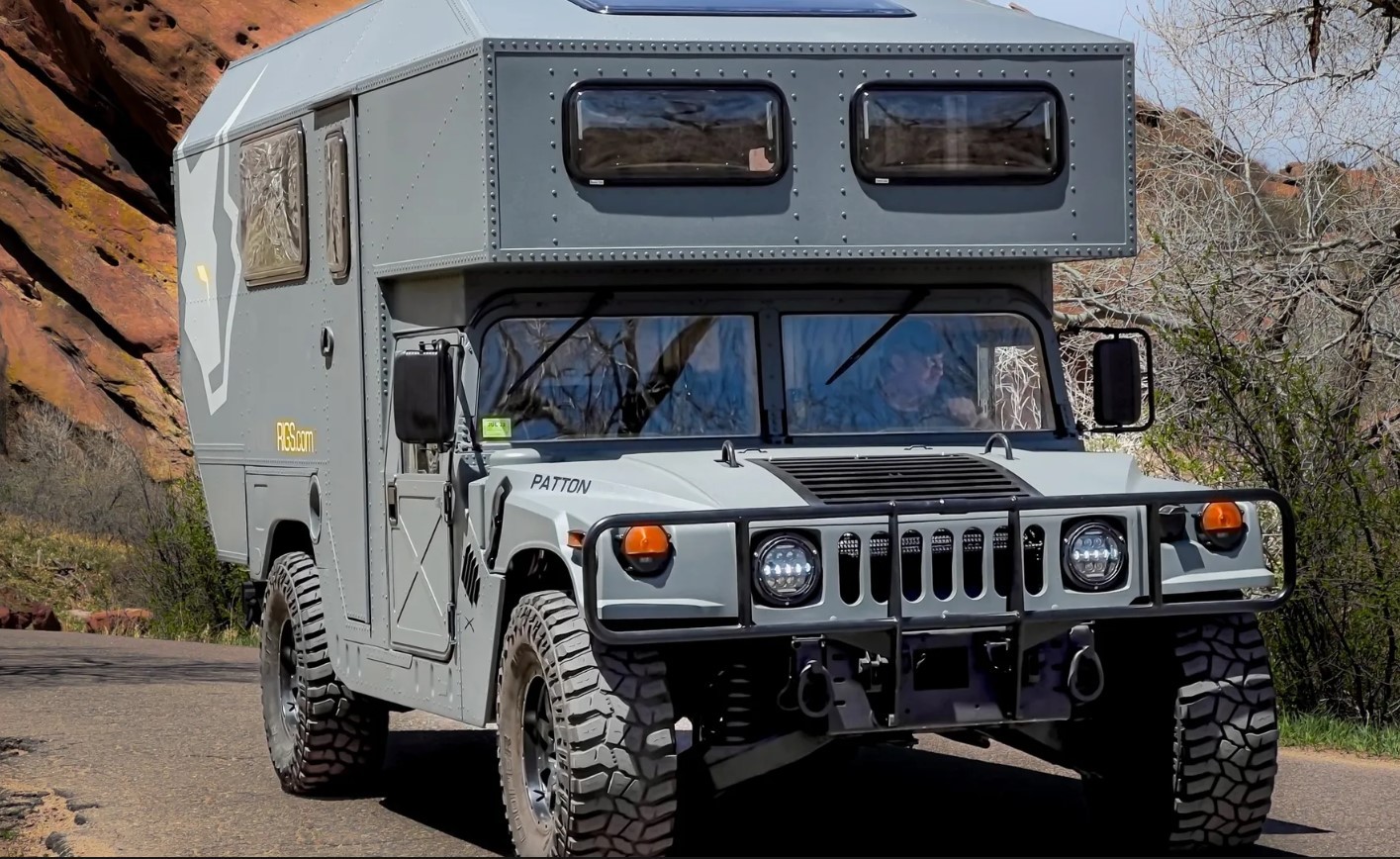 Un Hummer H1 clasic a fost transformat într-un camper off-road cu care ...