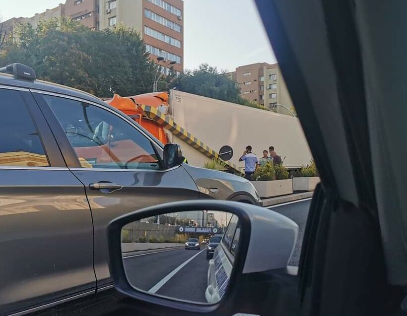 Un TIR a rupt limitatorul de înălțime aflat la intrarea în Pasajul ...