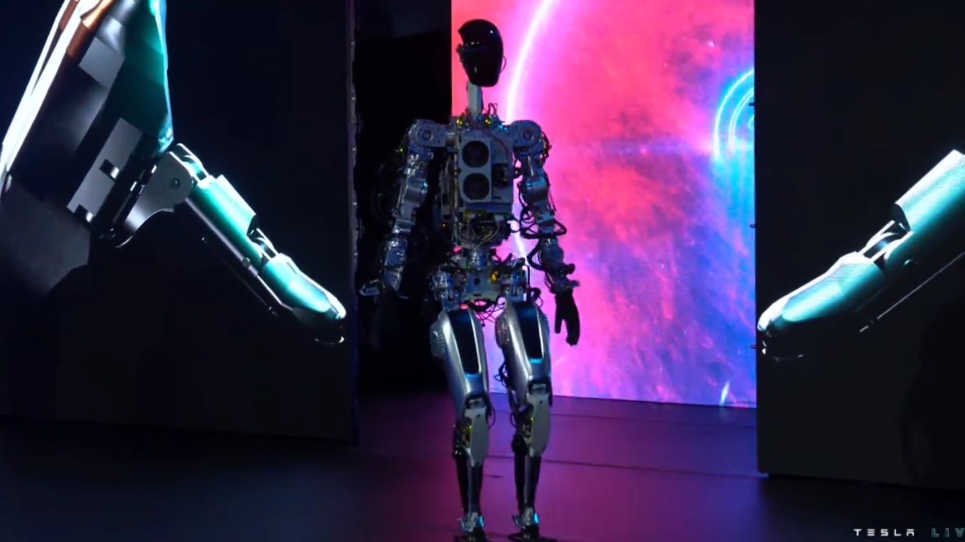 Robotul Tesla va fi folosit în fabrici în curând. Când va ajunge la ...