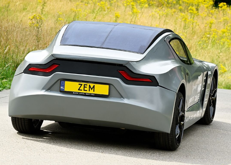 Această mașină electrică curăță carbonul din aer în timp ce o conduci