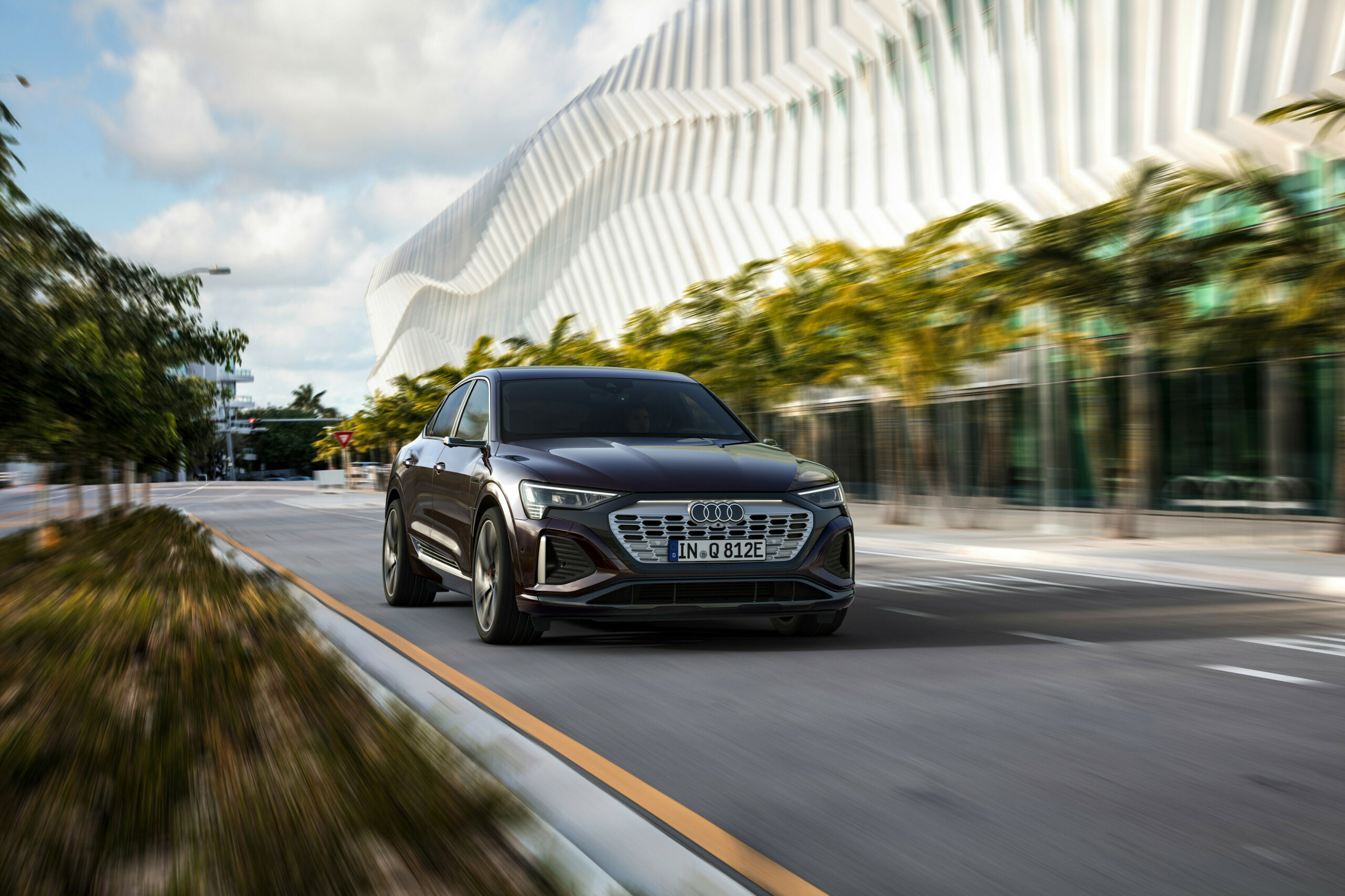 Noul Audi Q8 e-tron este disponibil și în România. Cât costă cel mai ...