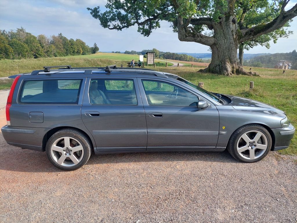 The Volvo V70 R is a powerful car, ideal for the family. The 300hp ...
