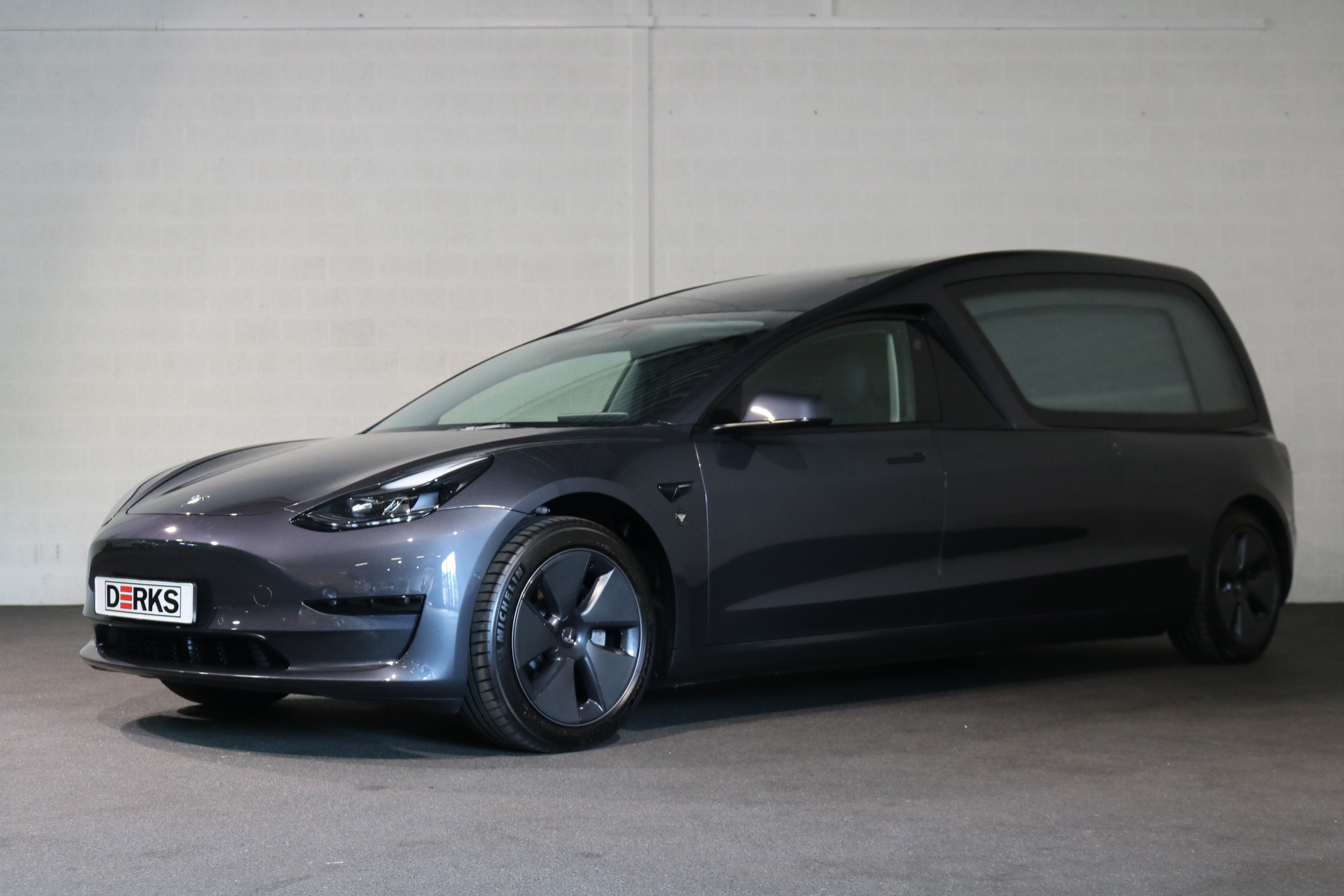 O Tesla Model 3 a fost transformată în dric. Ce autonomie are acum