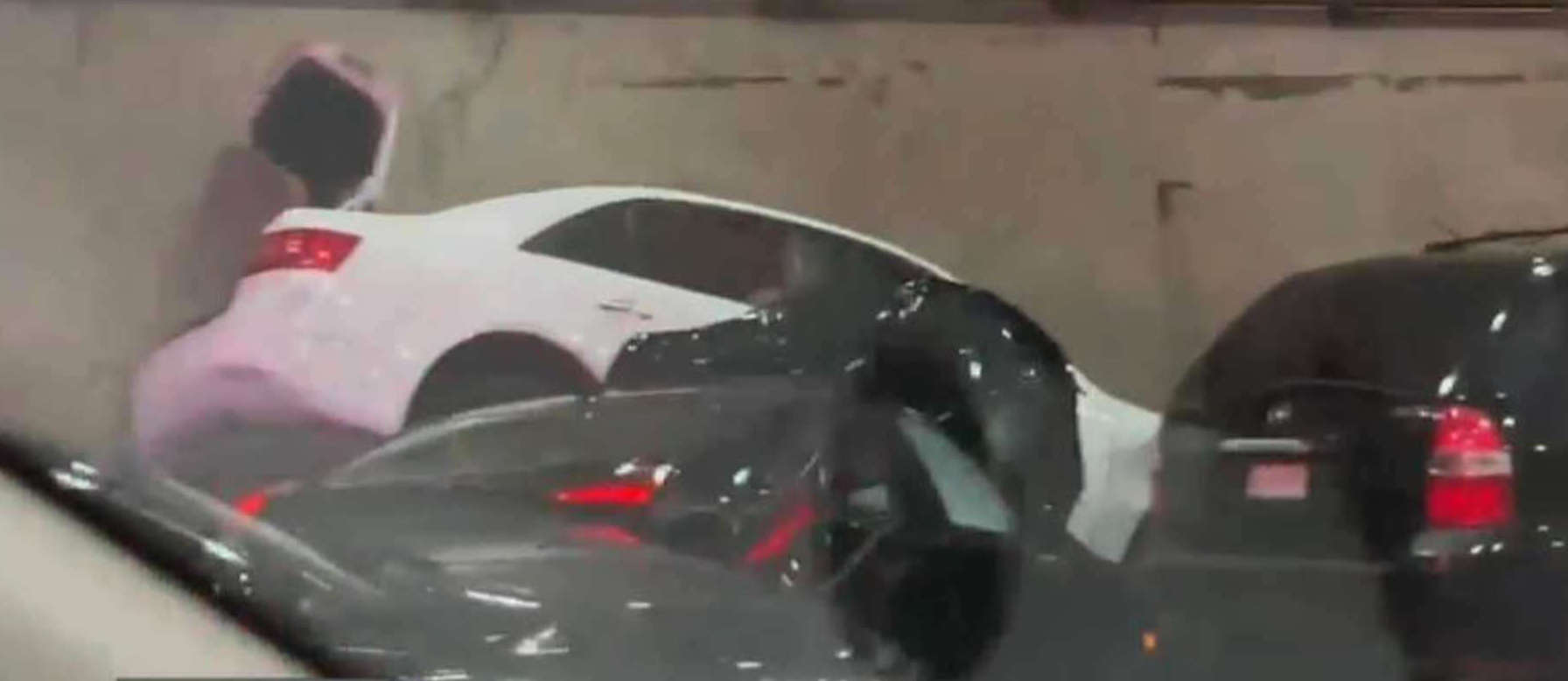 Accident de proporții provocat de un Tesla Model S care avea activ ...