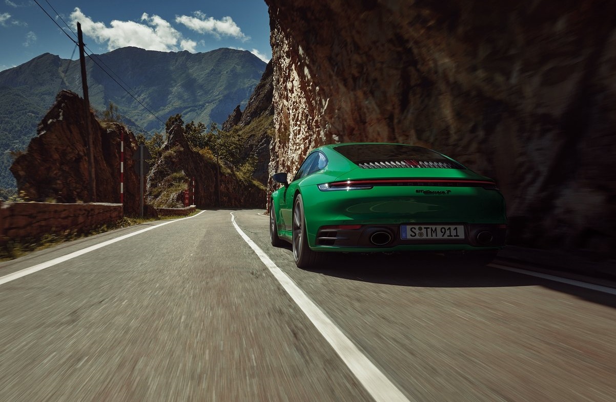 Noile faruri Matrix LED de la Porsche luminează drumul pe o distanță de ...