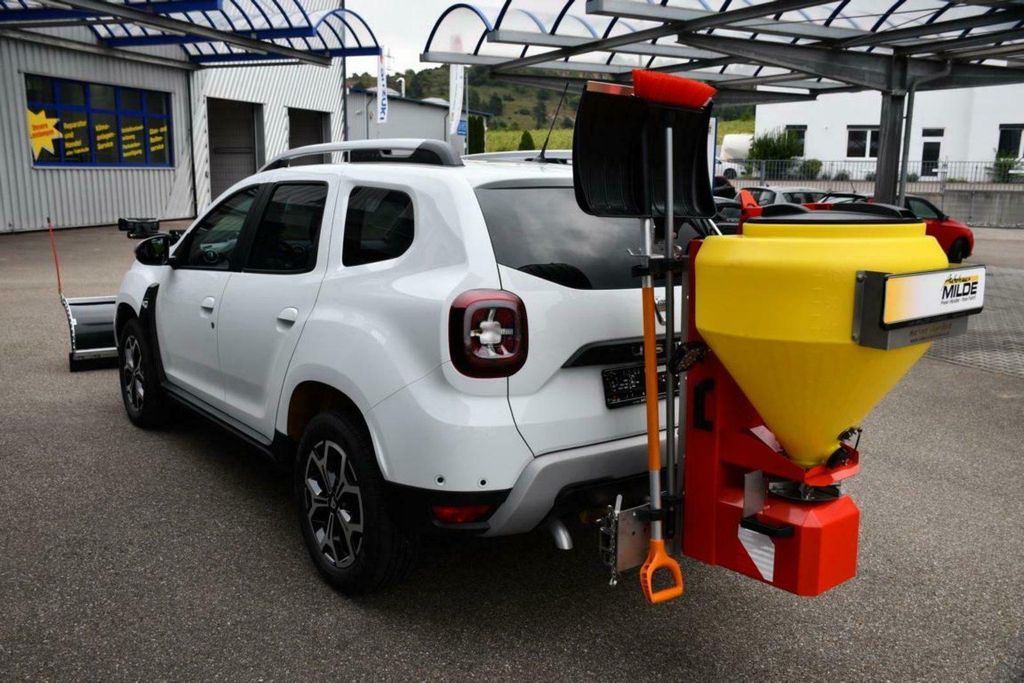 Această Dacia Duster este pregătită pentru deszăpezire. Are un preț de ...