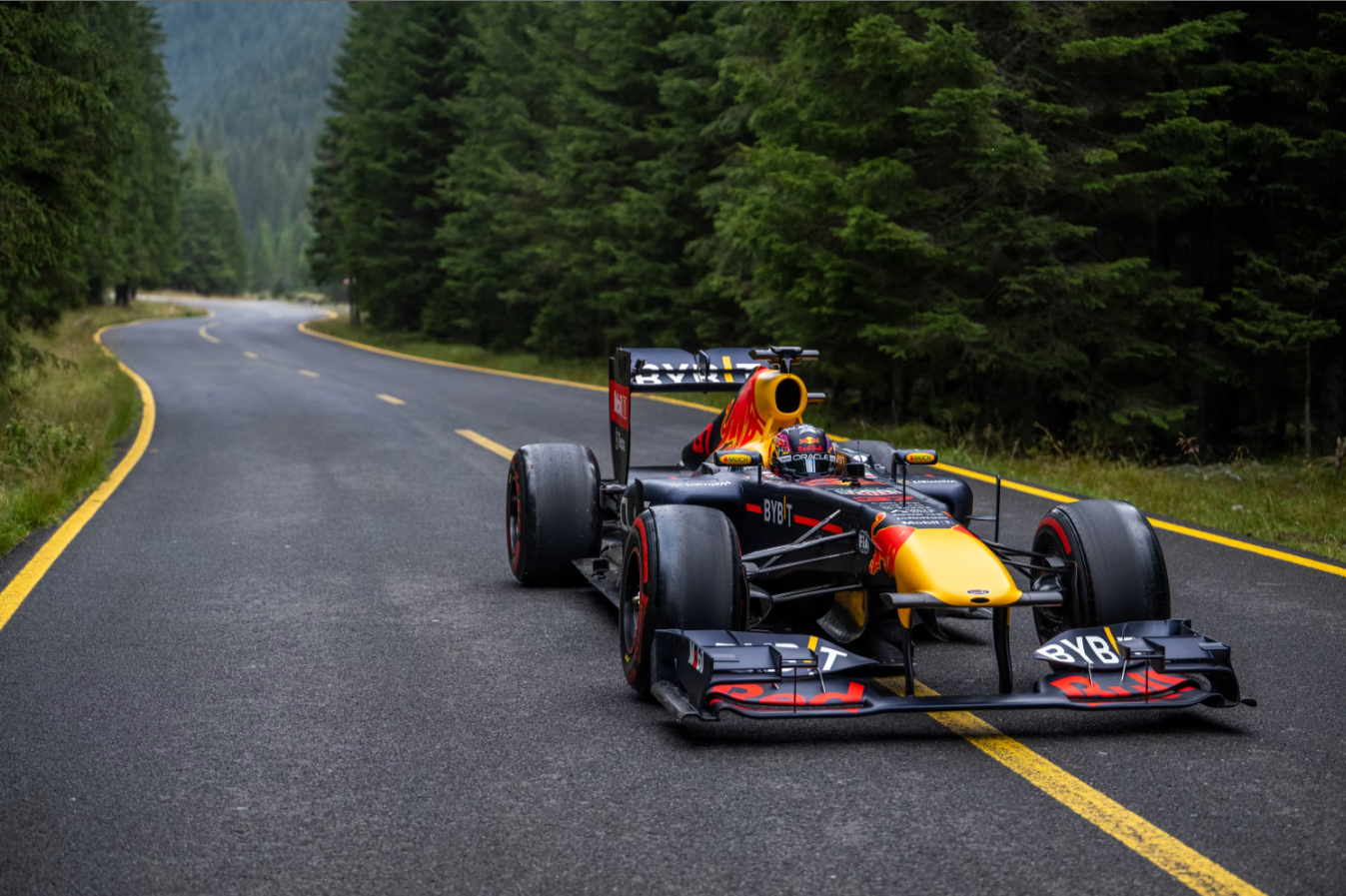 Red Bull a dus un monopost de Formula 1 pe Transalpina