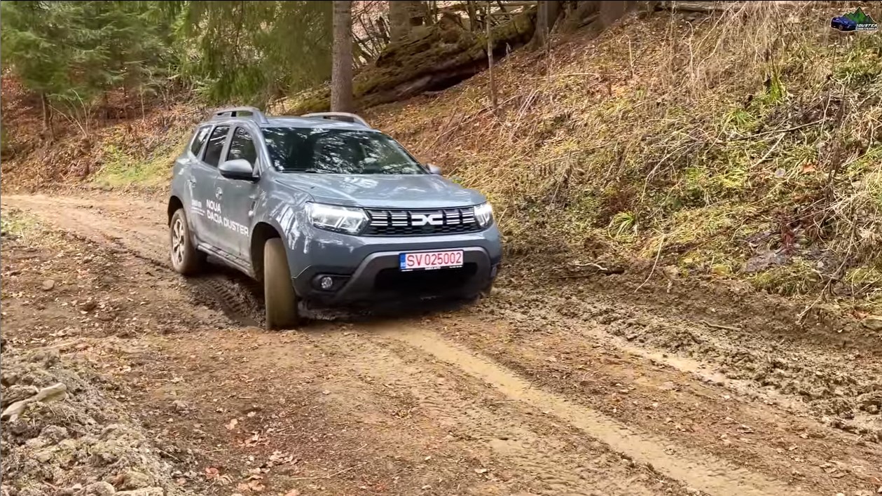 Dacia Duster prin noroi cu anvelope all season. SUV-ul autohton a ...