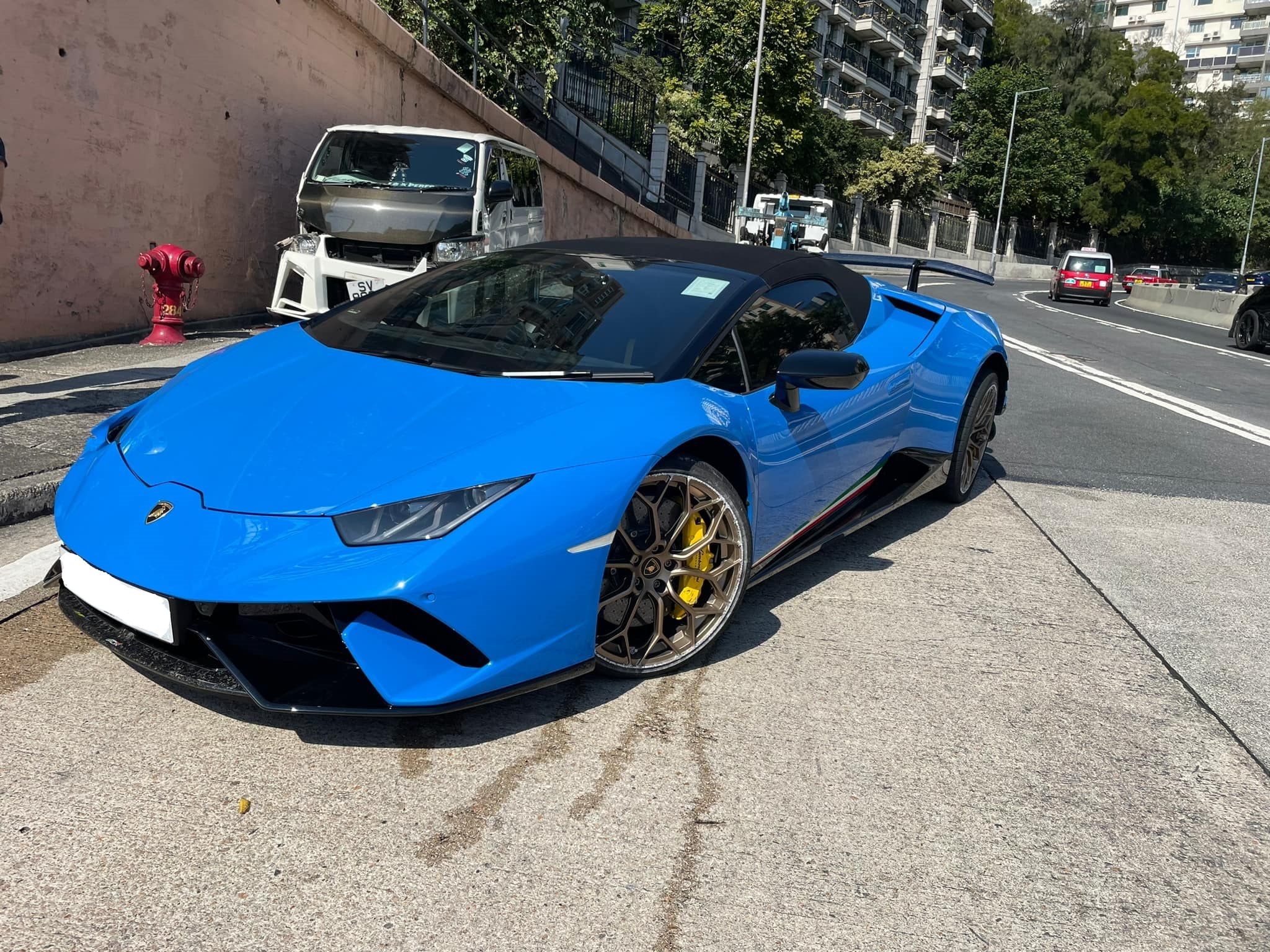 Momentul în care un Lamborghini Huracan scăpat de sub control lovește ...