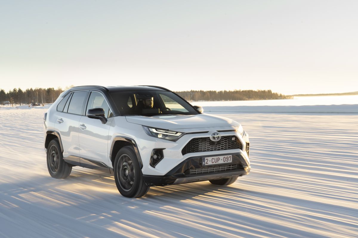 Debut comercial pentru Toyota RAV4 GR Sport pe piața europeană. Ce ...