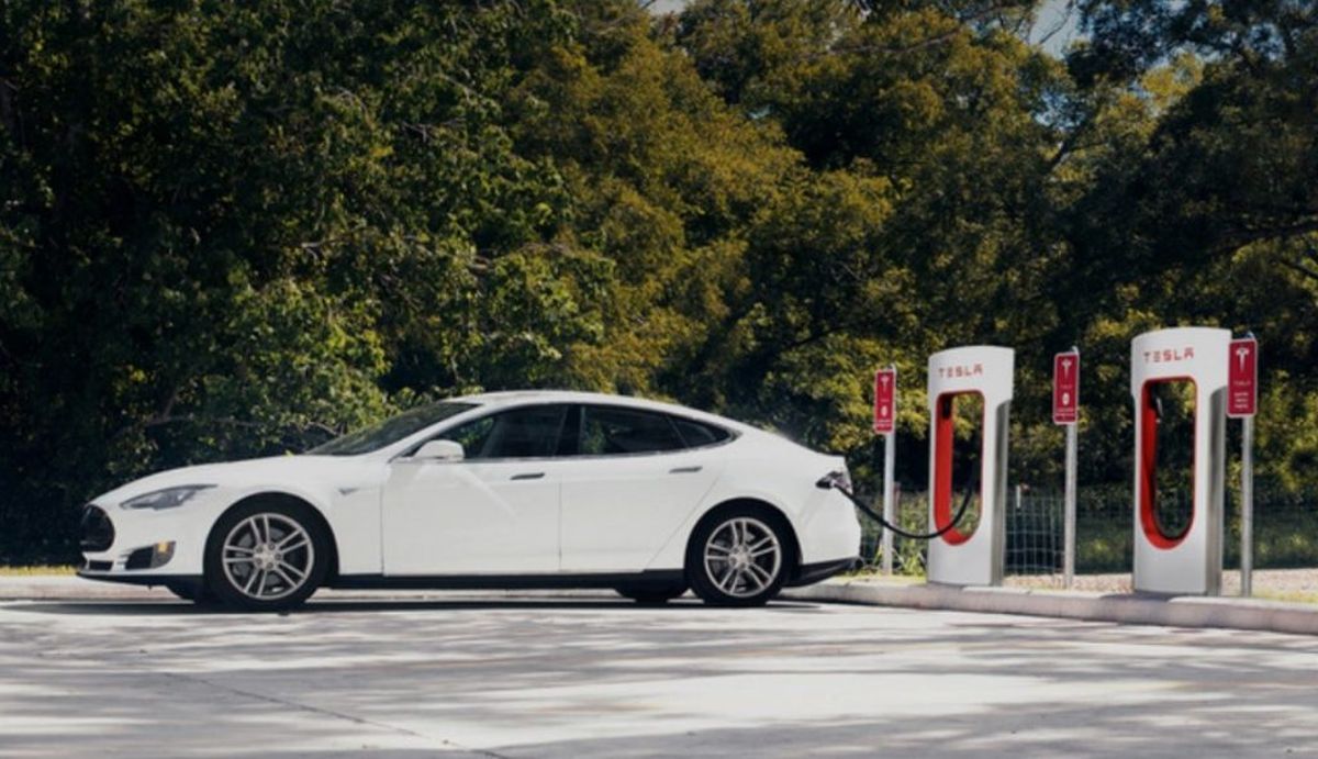 Încărcarea mașinilor electrice la stațiile Tesla Superchargers din ...