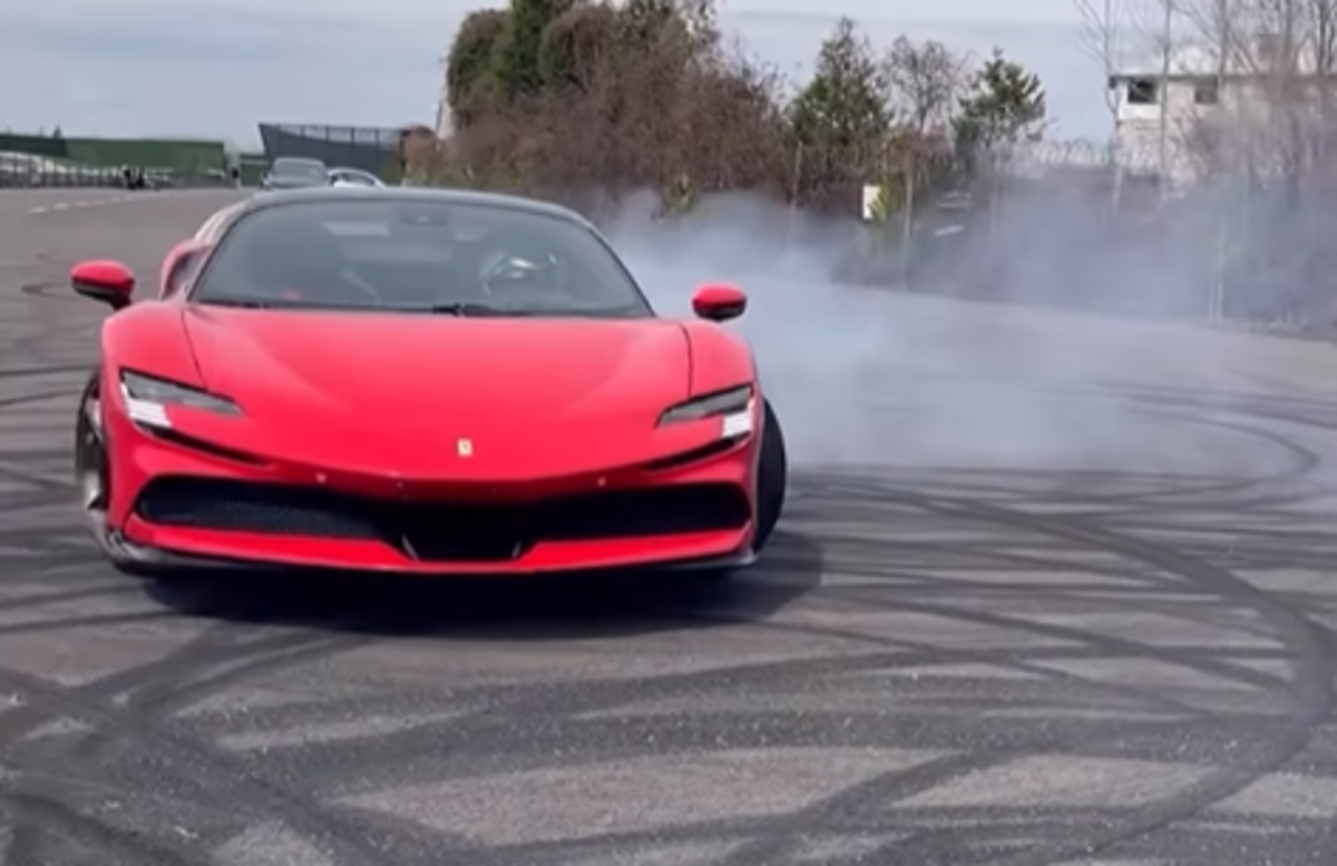 La doar 3 ani face cerculețe la volanul unui Ferrari de 1.000 de cai ...