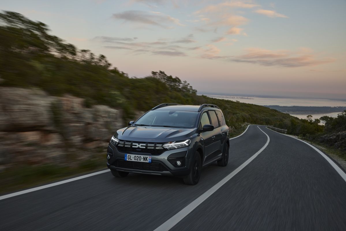 Test cu Dacia Jogger Hybrid 140 pe Autobahn