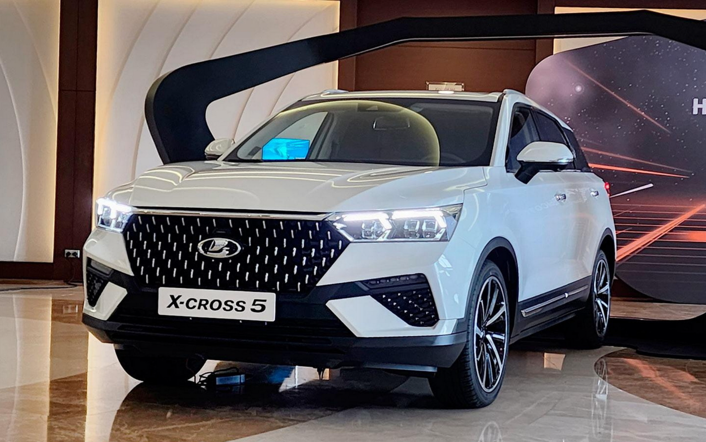 Rușii au un nou SUV: Lada X-Cross 5 debutează în Rusia și are la bază ...