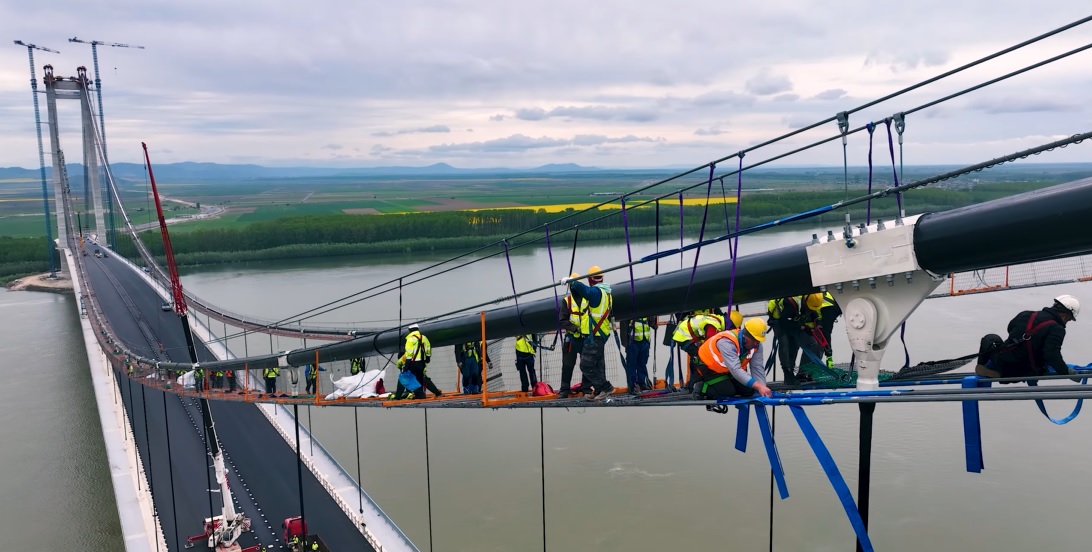A început demontarea catwalk-ului de pe podul suspendat peste Dunăre ...