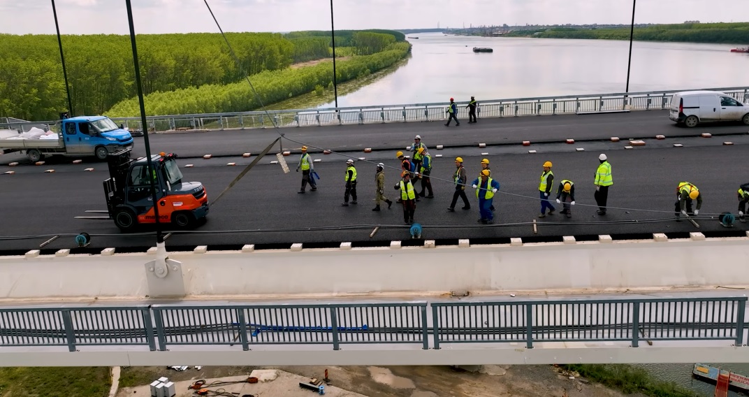 Noi imagini cu podul suspendat peste Dunăre. Se demontează cablurile ...
