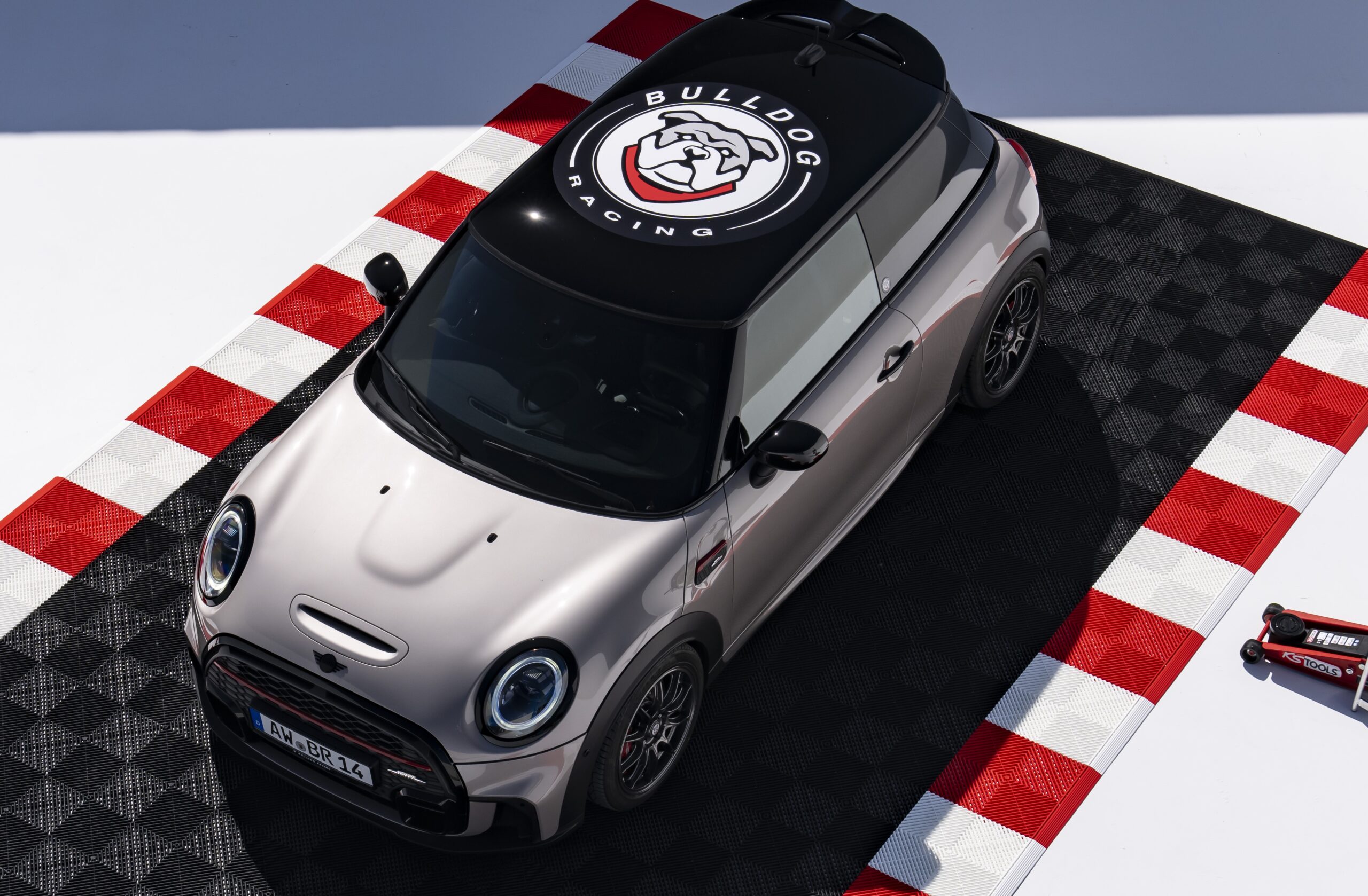 MINI John Cooper Works în ediția specială Bulldog Racing