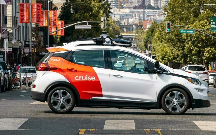 Mai multe mașini autonome s-au blocat într-o parcare și au început să ...