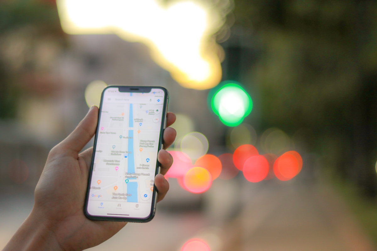 Waze sau Google Maps? Care aplicație este mai bună și mai utilă