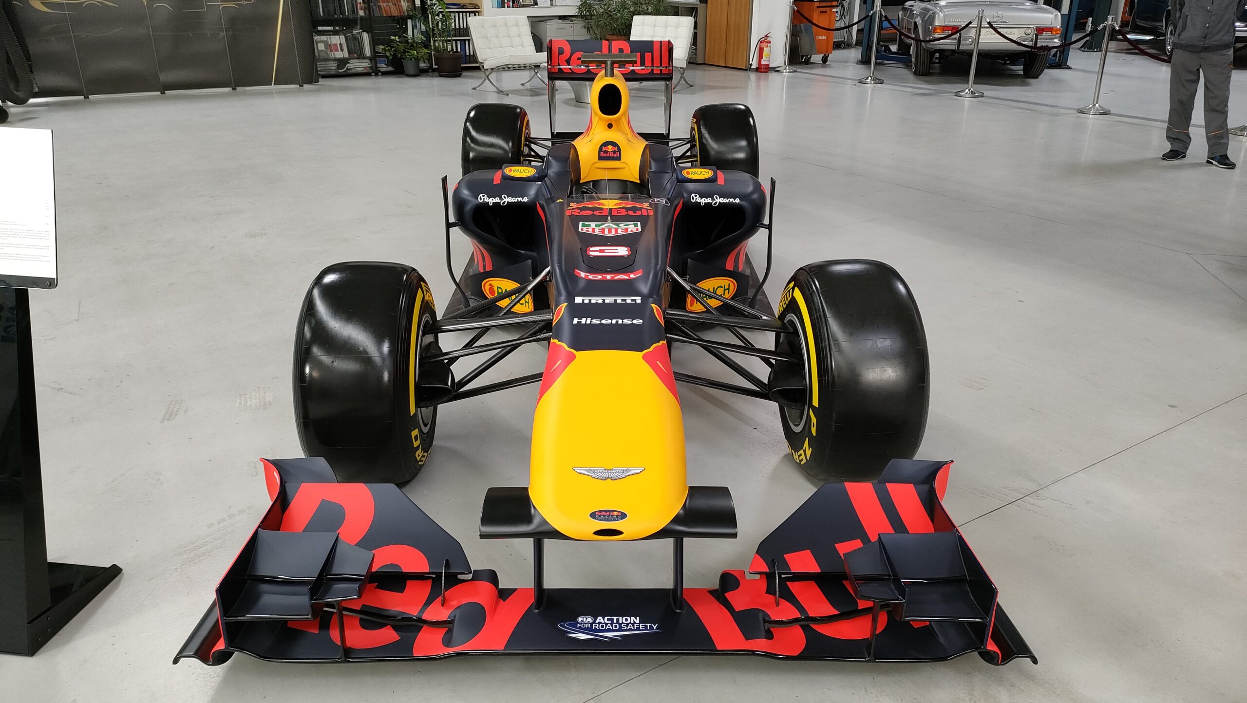 Monopostul RB6 Oracle Red Bull Racing a fost prezentat oficial la ...