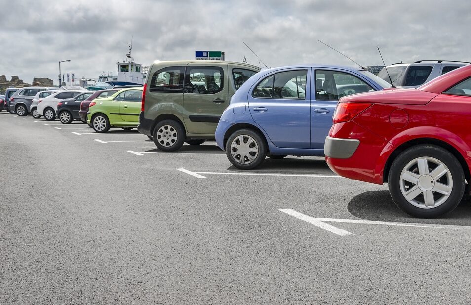 Cum faci un contract de vânzare-cumpărare auto când dai o mașină la schimb