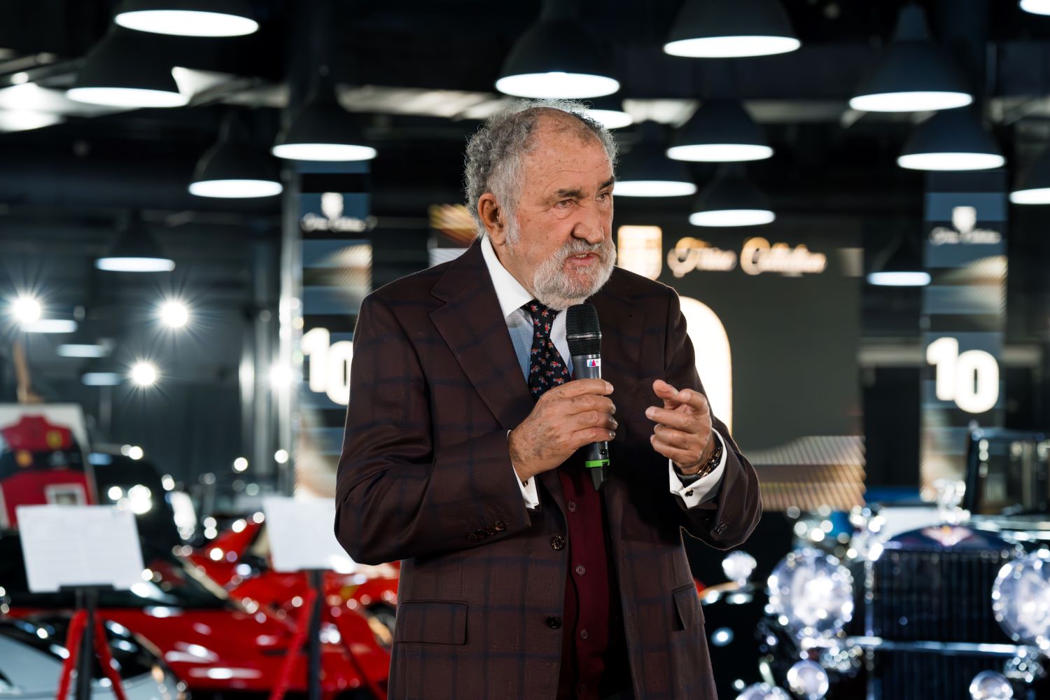 Un deceniu de eleganță automobilistică. Țiriac Collection a aniversat ...