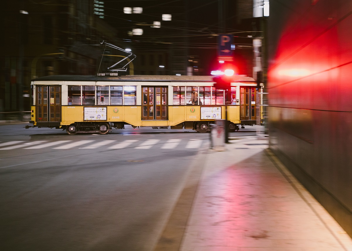 Când au șoferii dreptul de a conduce pe linia de tramvai? Ce sancțiune ... Când au șoferii dreptul de a conduce pe linia de tramvai? Ce sancțiune ...