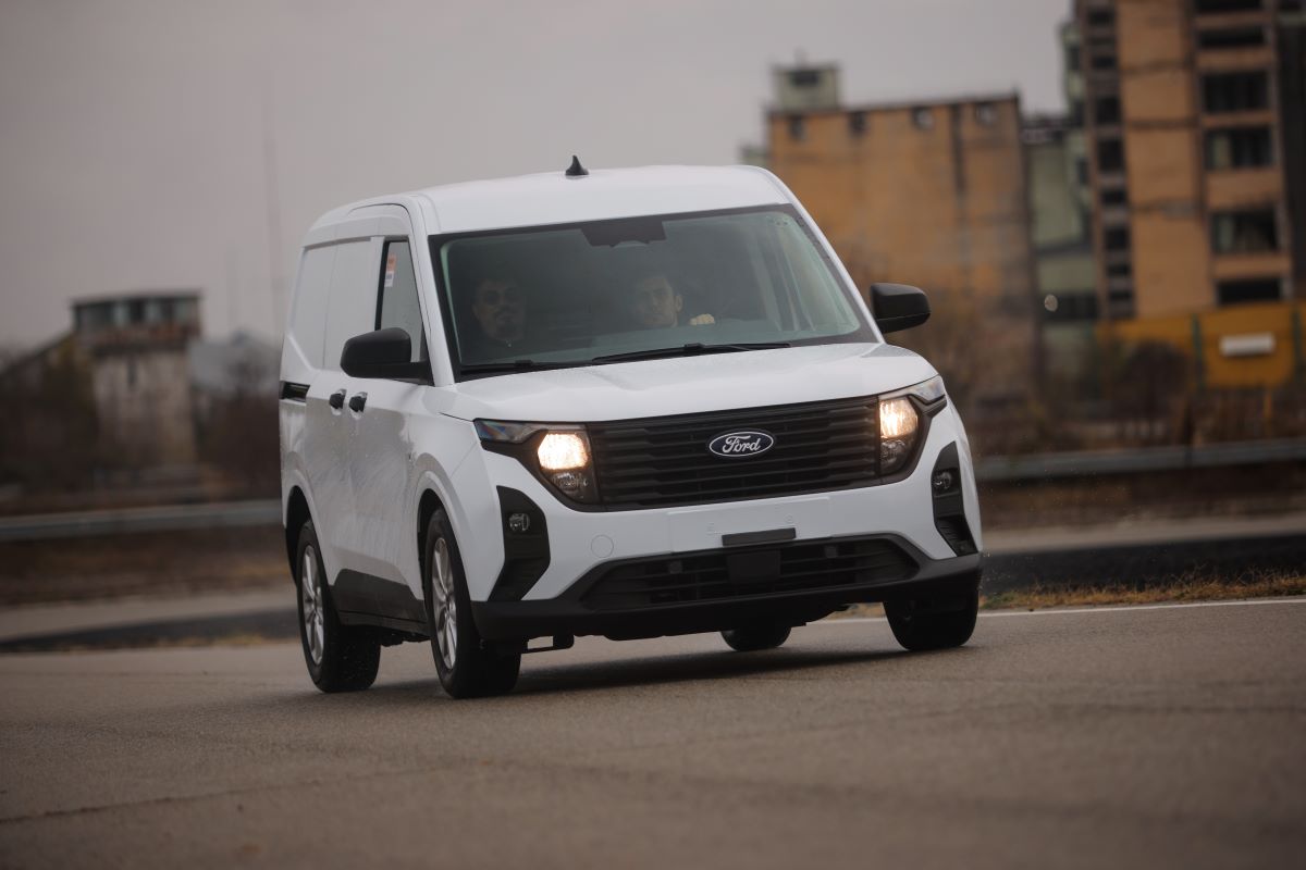Ford România a furnizat către un operator de servicii mobile peste 400 ...