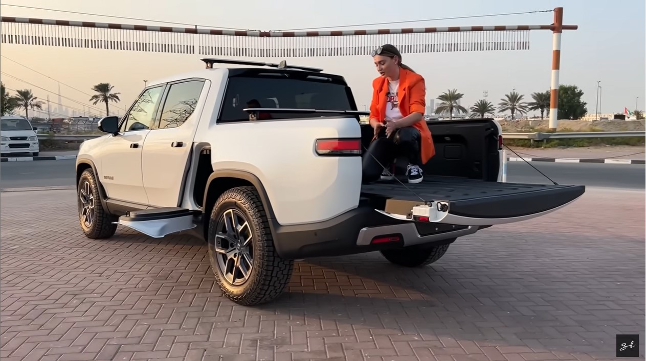 O vloggeriță prezintă Rivian R1T într-un mod inedit. Este cel mai ...