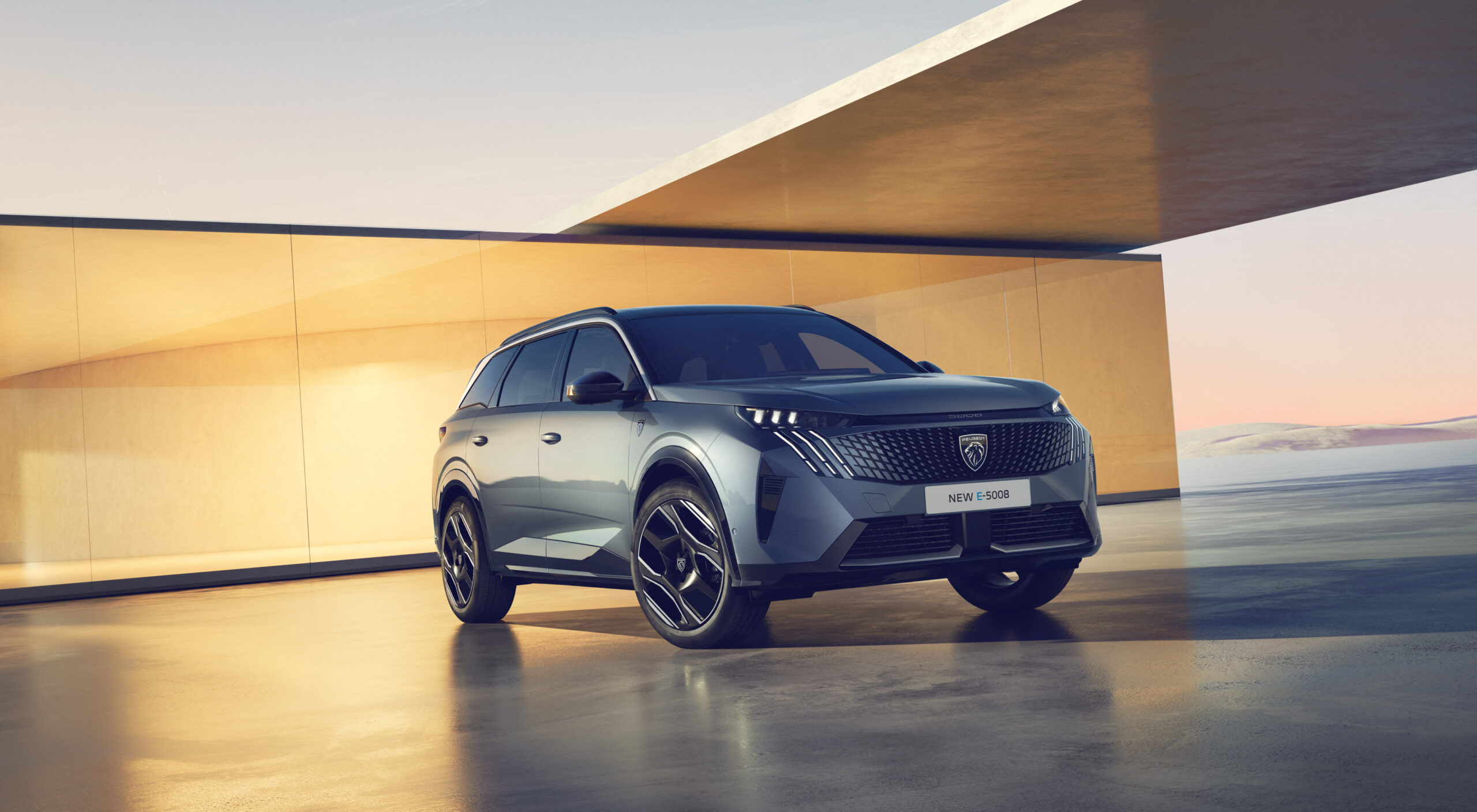 Peugeot prezintă noul E-5008. SUV-ul electric cu 7 locuri poate parcurge peste 600 km cu o ...