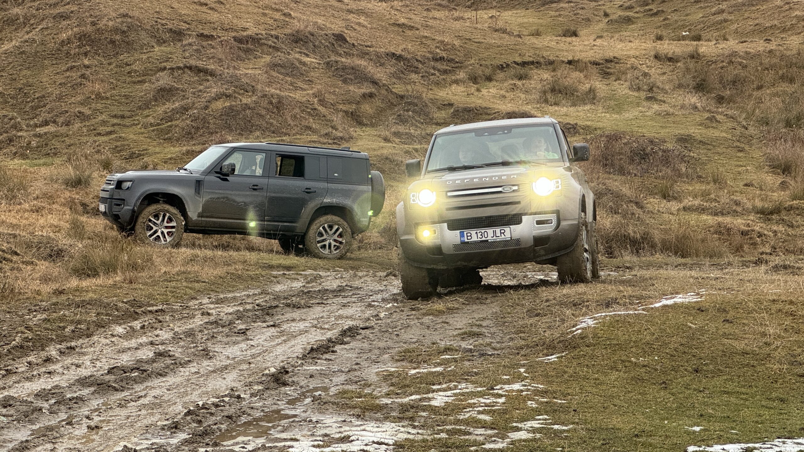 Land Rover Defender în off-road: SUV-ul britanic își păstrează ...