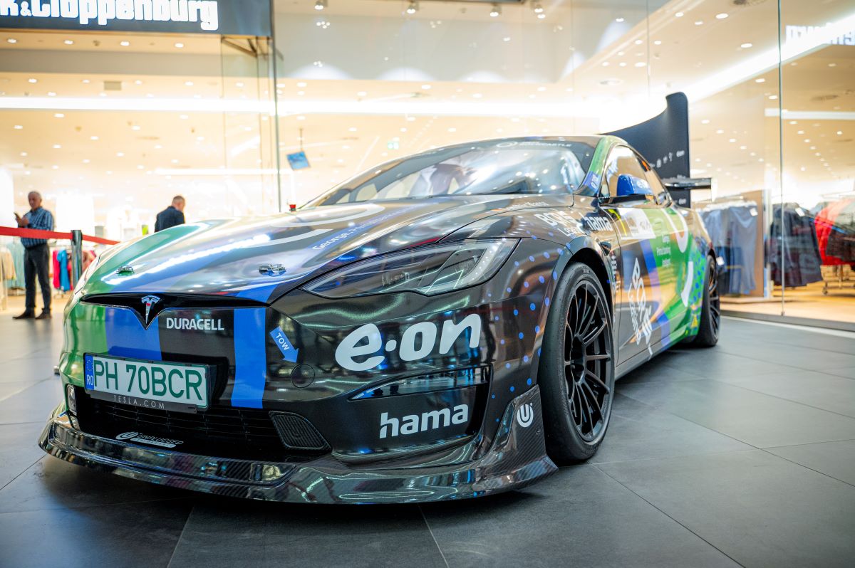 Dominic Marcu prezintă prima Tesla Model S Plaid pregătită pentru ...