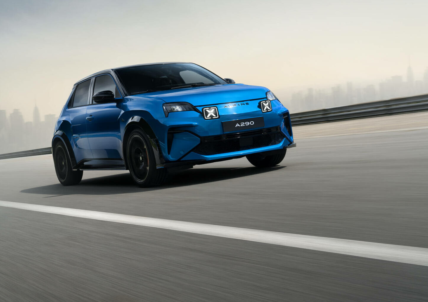 Alpine A290 este primul model electric al producătorului francez și are ...