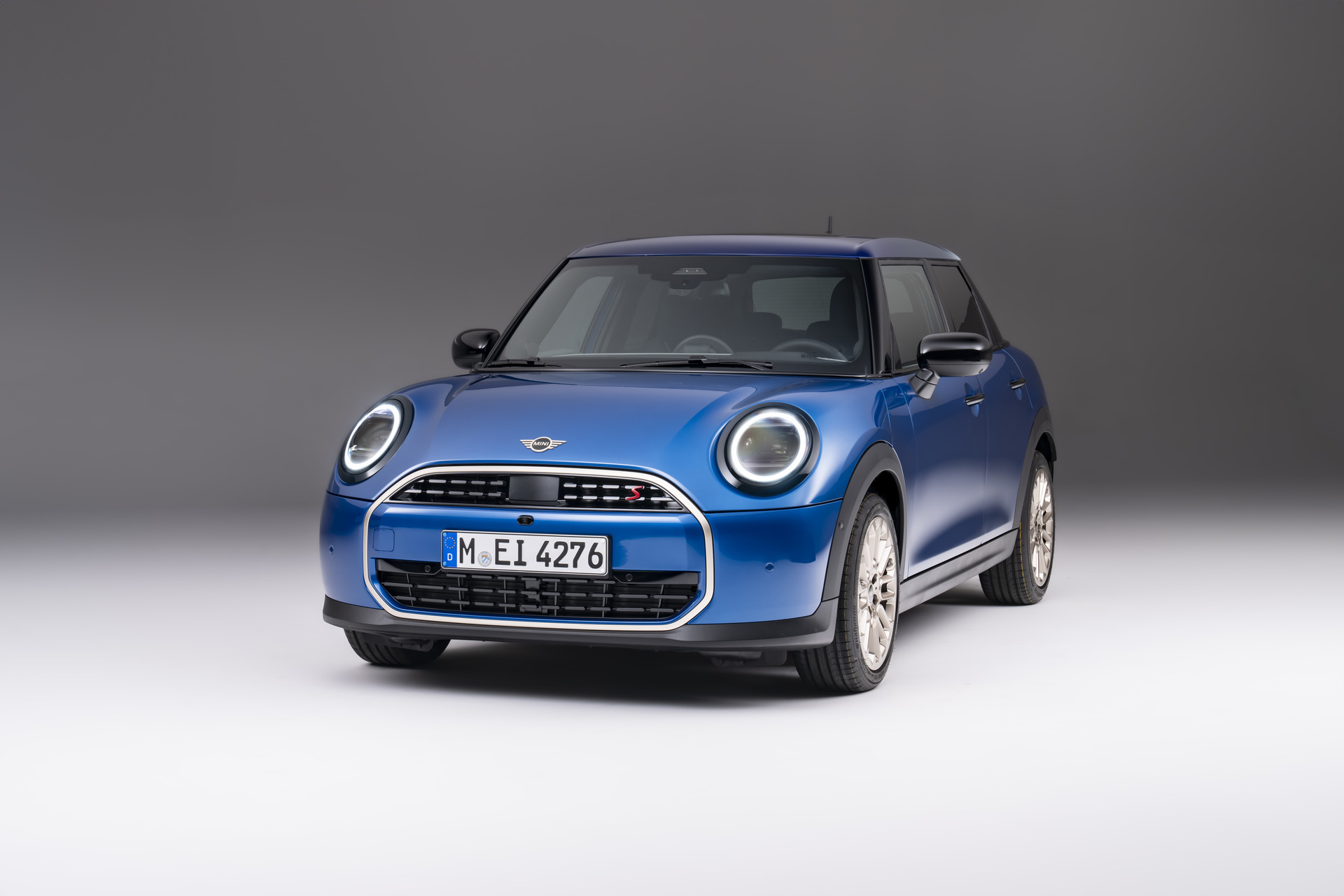 Noua generație Mini Cooper este disponibilă acum și într-o variantă cu ...