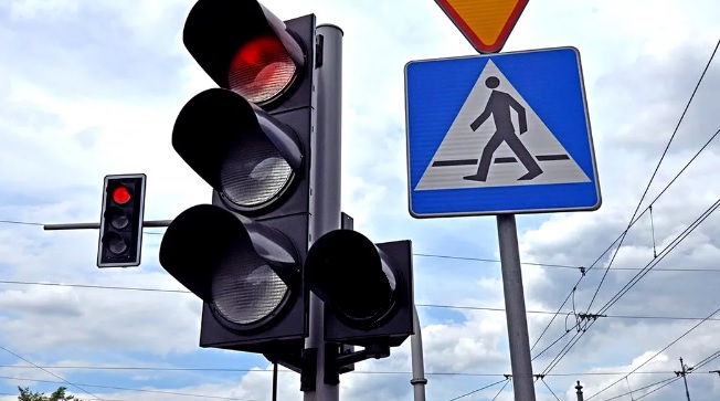 Dacă semaforul verde intermitent la dreapta este stins, ai voie să faci ...