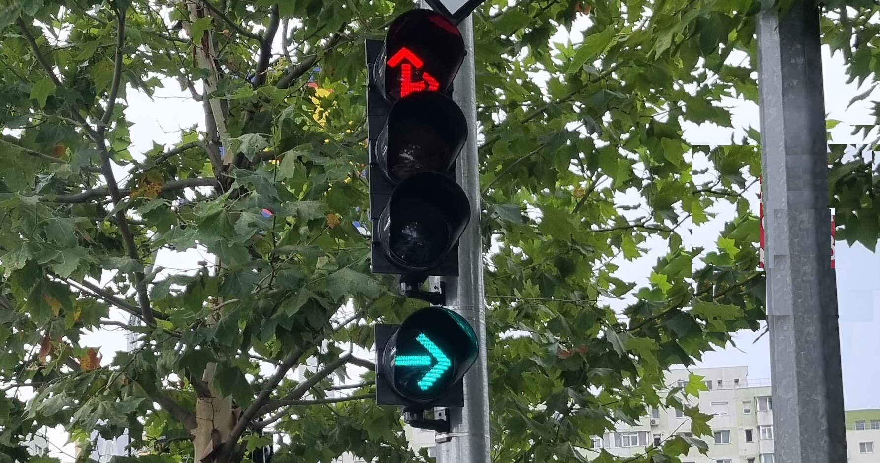 Semafor roșu la dreapta, dar verde intermitent pornit. Ce faci în ...