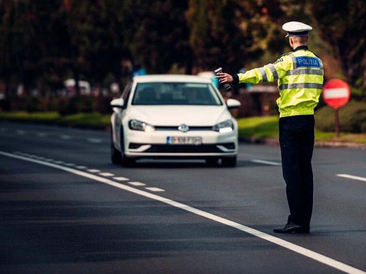 2025: Ce se întâmplă dacă circuli cu un bec ars la mașină? Avertisment ...