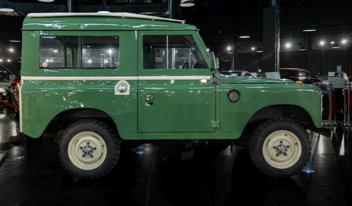 Land Rover Defender 88 Seria III - Un icon al industriei auto britanice