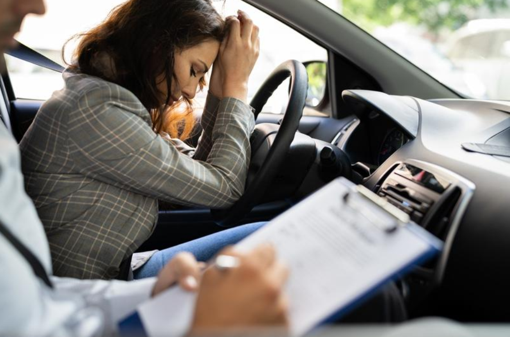 Ce greșeli banale fac 7 din 10 șoferi începători la proba practică fără ...