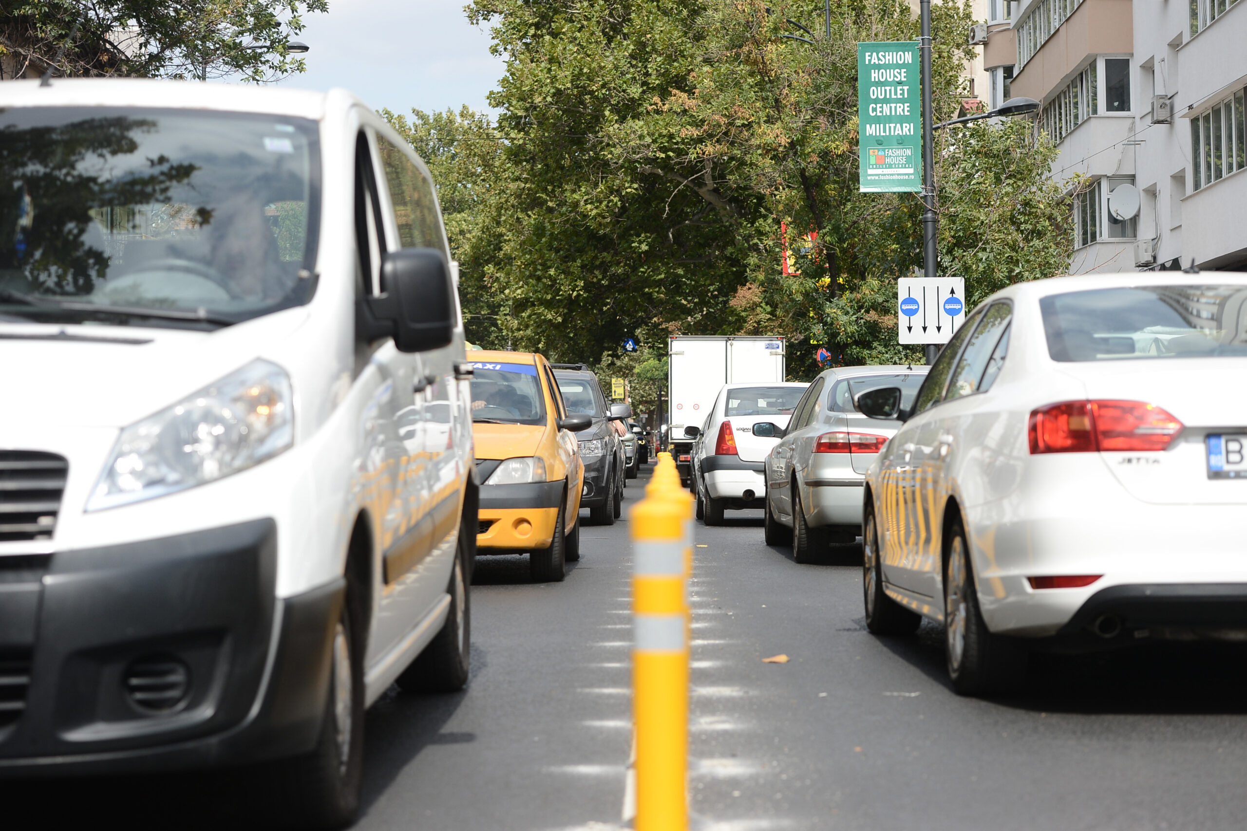 Codul Rutier 2025: Ce se întâmplă dacă dai cu spatele pe o stradă cu ...