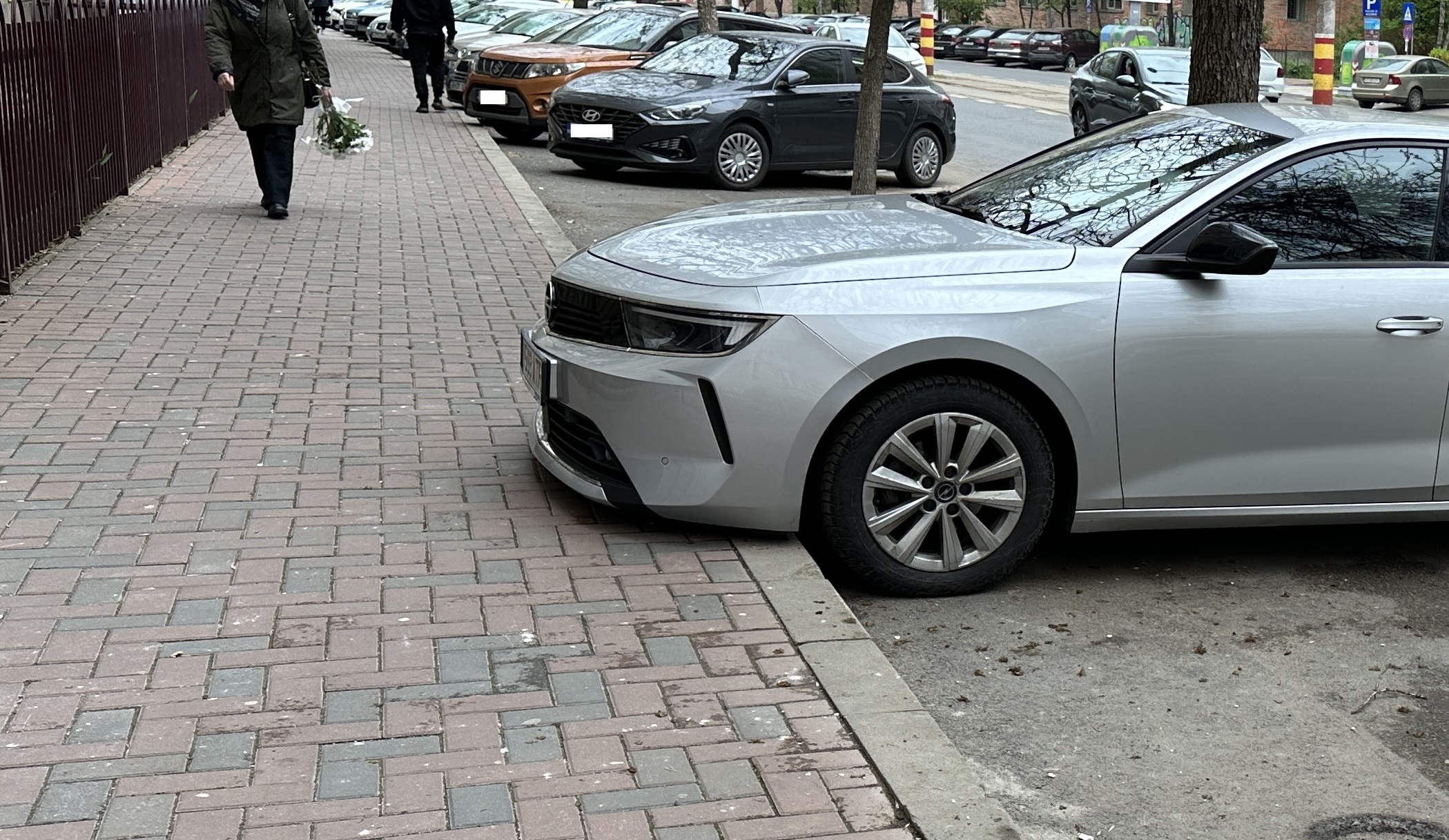 Parcare cu botul pe bordură: Ce rău îi faci mașinii dacă parchezi așa ...