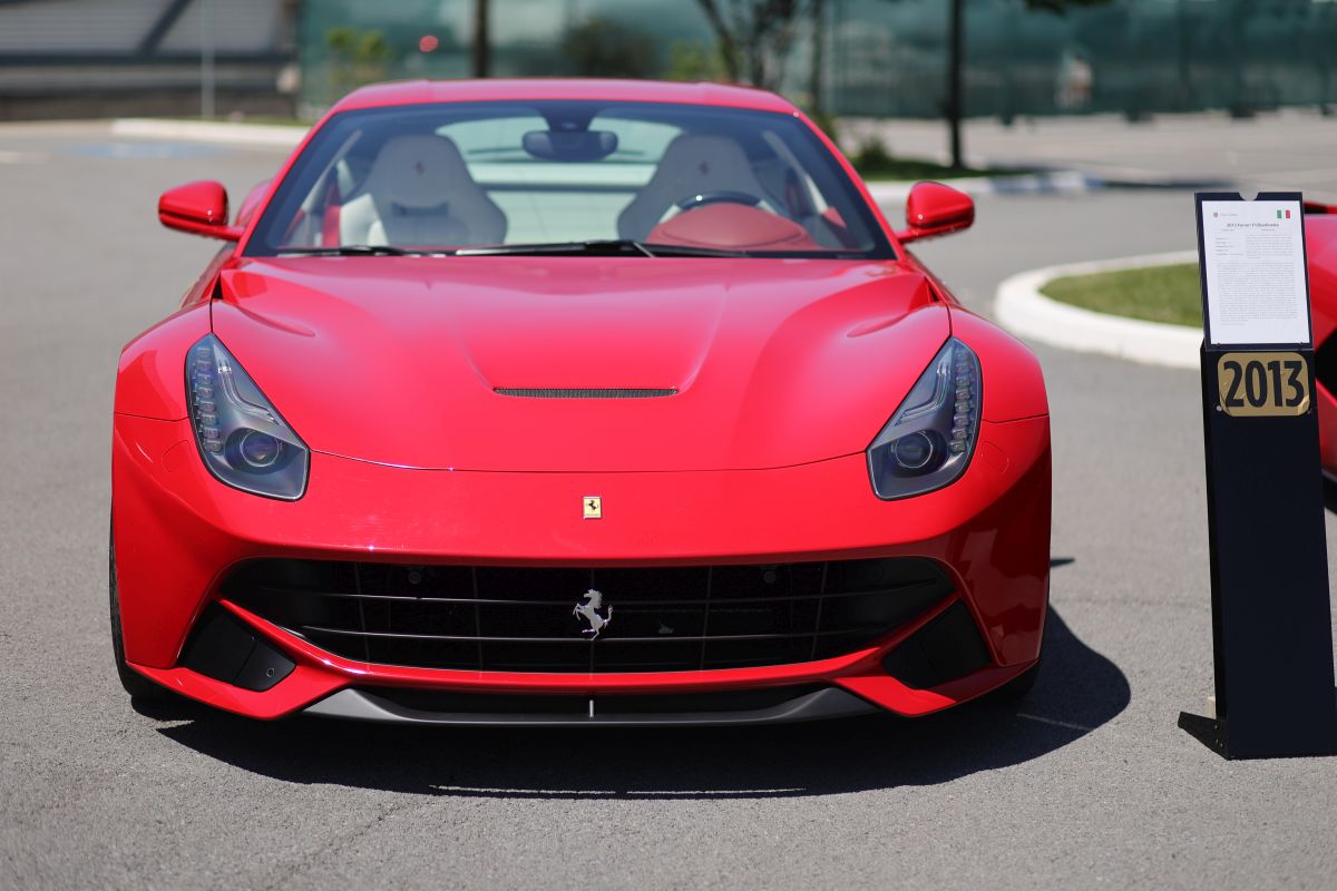 Expoziție cronologică Ferrari la Țiriac Collection