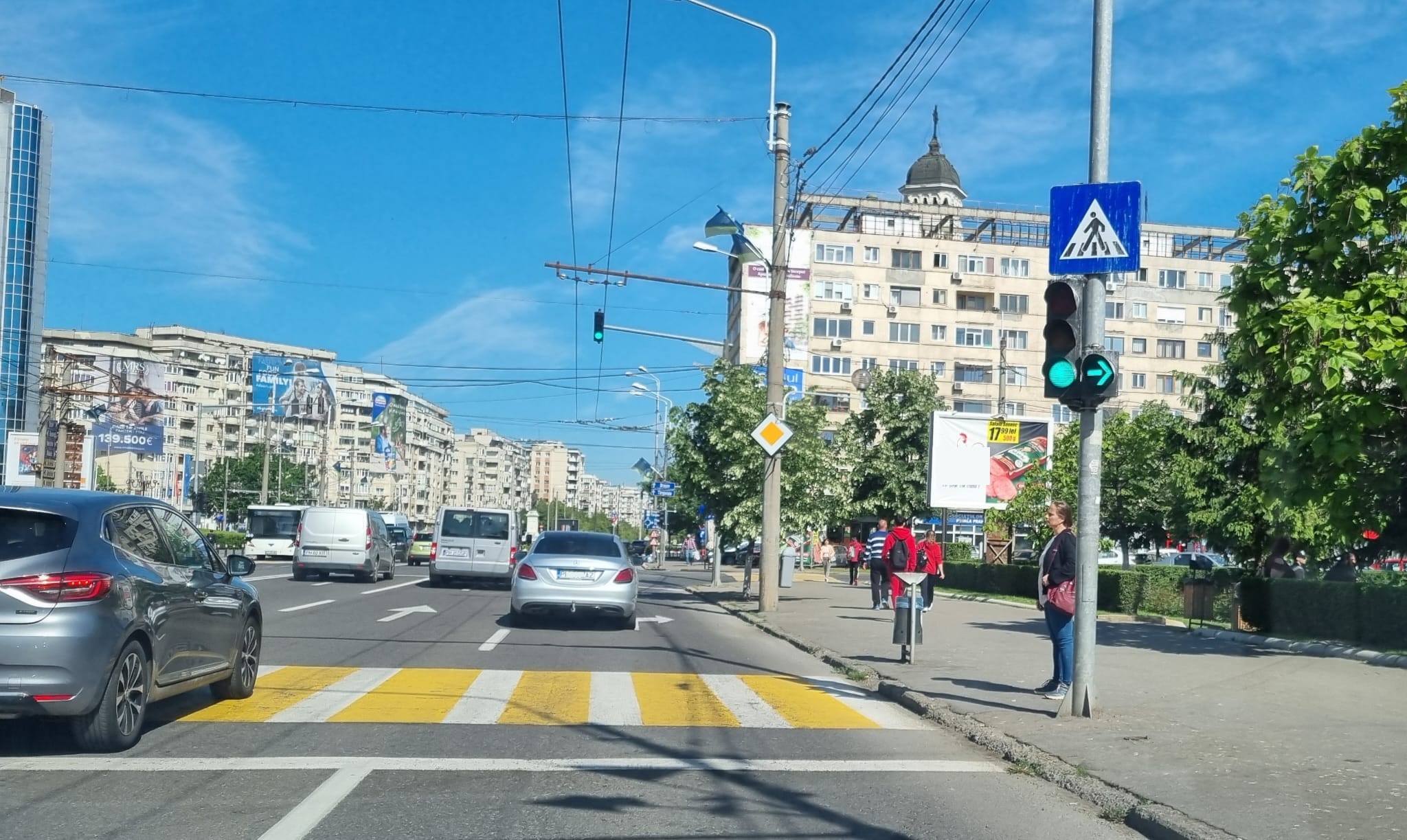 2025: Verde la semaforul principal și la cel intermitent la dreapta ...