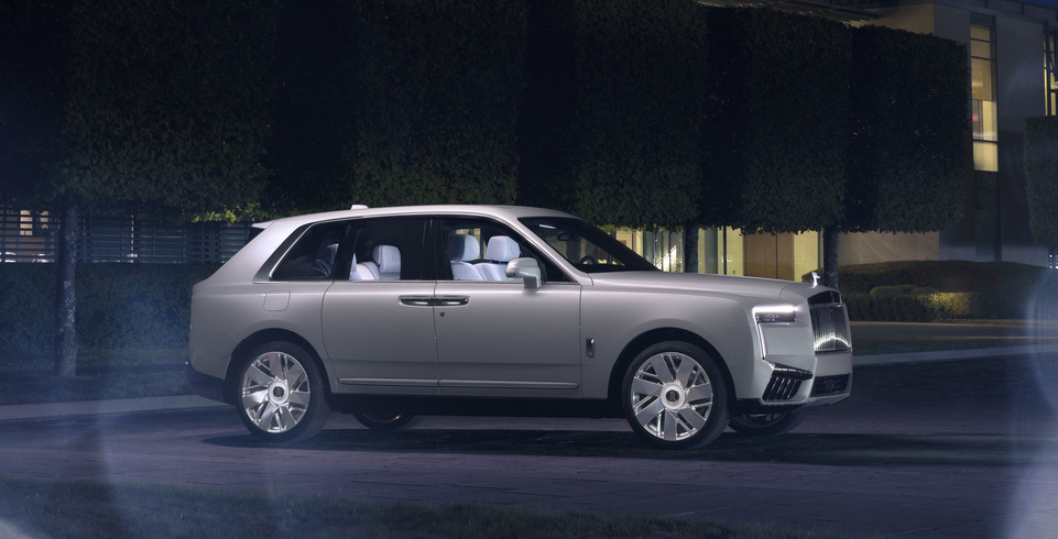 Rolls-Royce Cullinan Cosmos: Mai aproape de stele, dar tot cu roțile pe ...